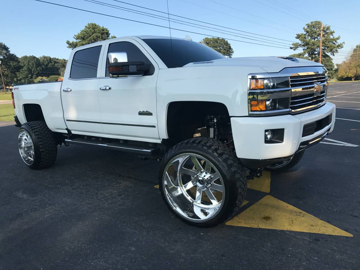 #80 2017 Chevrolet Silverado 2500 diesel white
